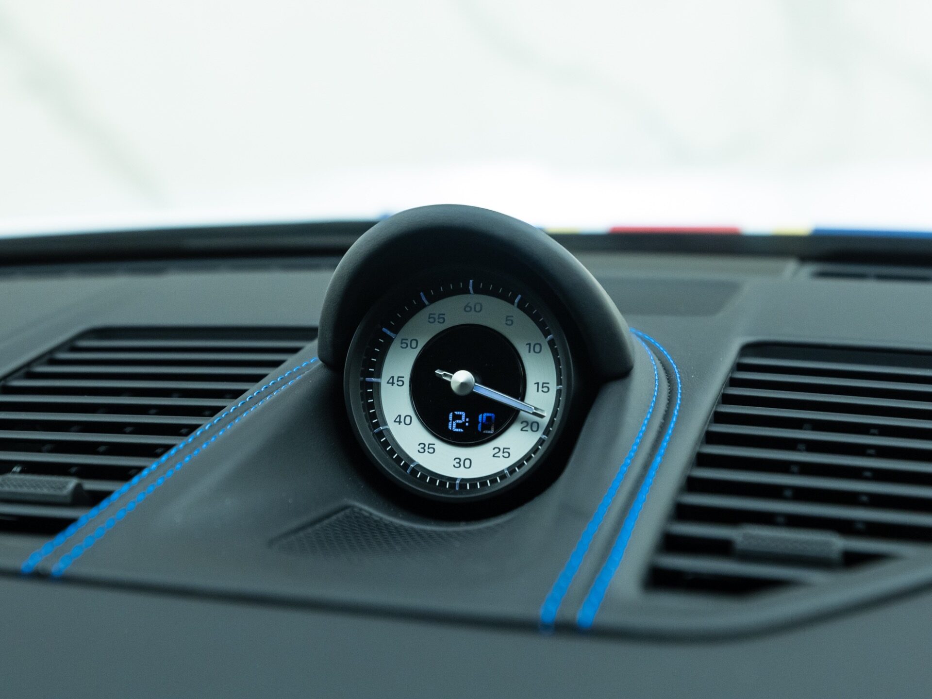 Used Porsche 911 DAKAR (992) for sale | White/ Gentian Blue