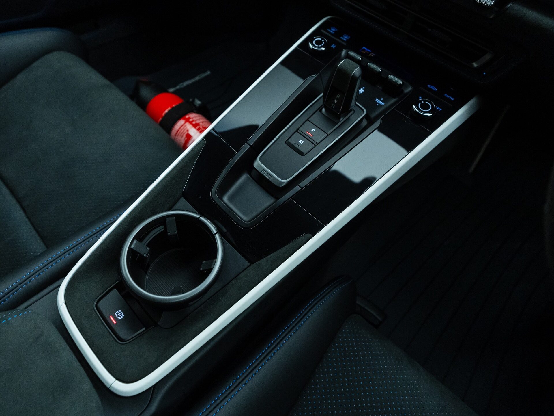 Used Porsche 911 DAKAR (992) for sale | White/ Gentian Blue