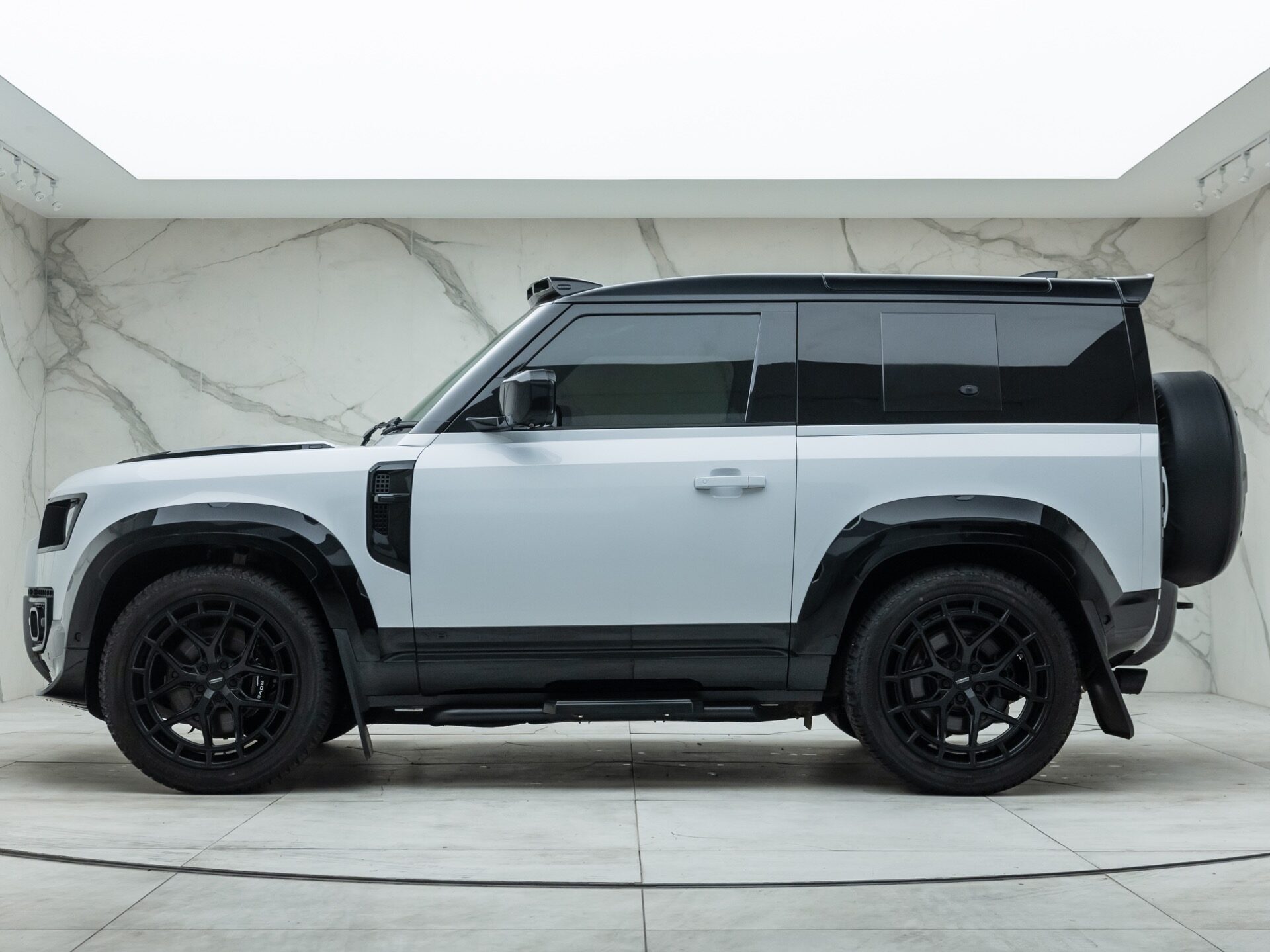 Used Land Rover Defender 90 V8 P525 URBAN for sale | Yulong White