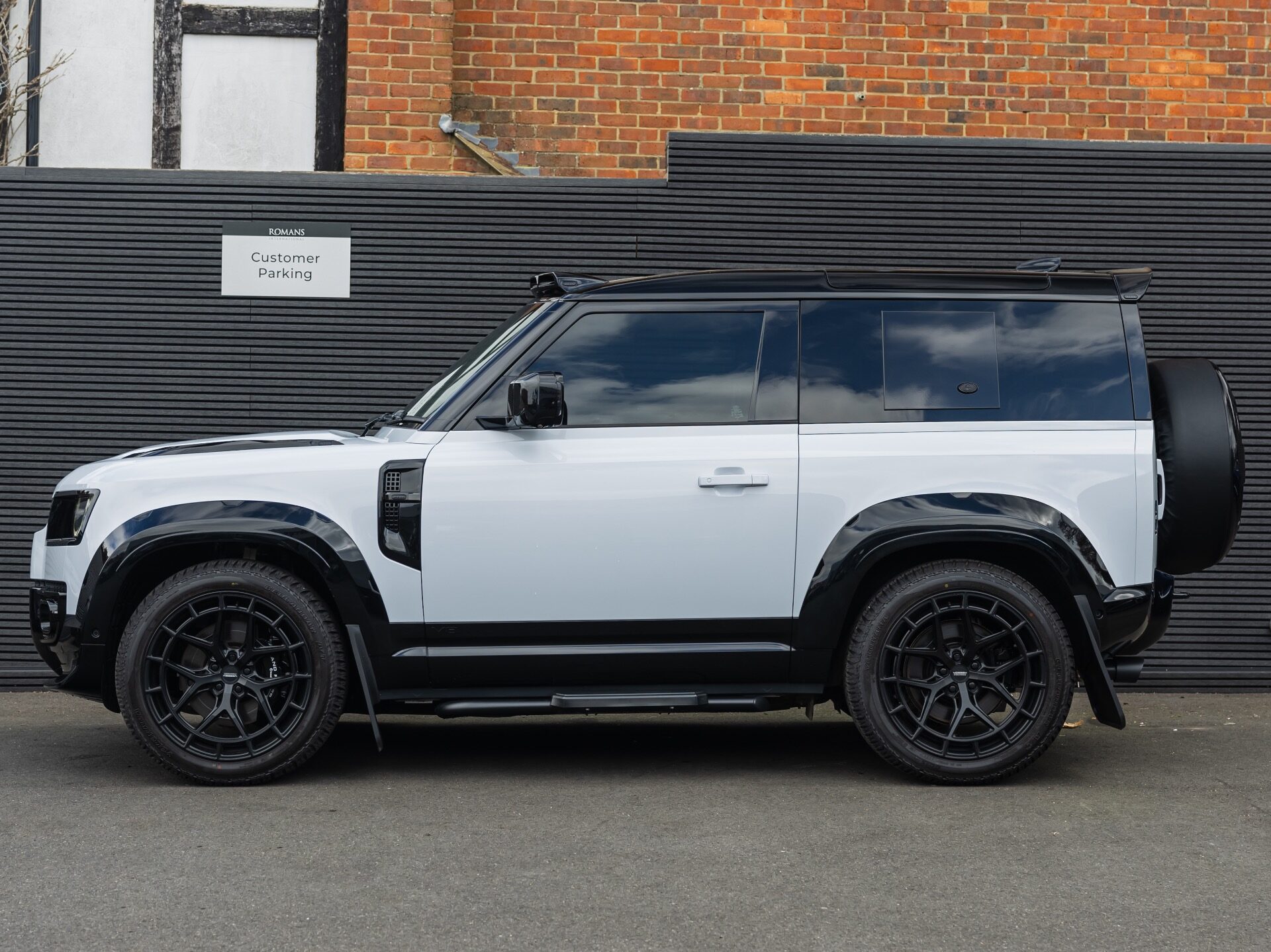 Used Land Rover Defender 90 V8 P525 URBAN for sale | Yulong White