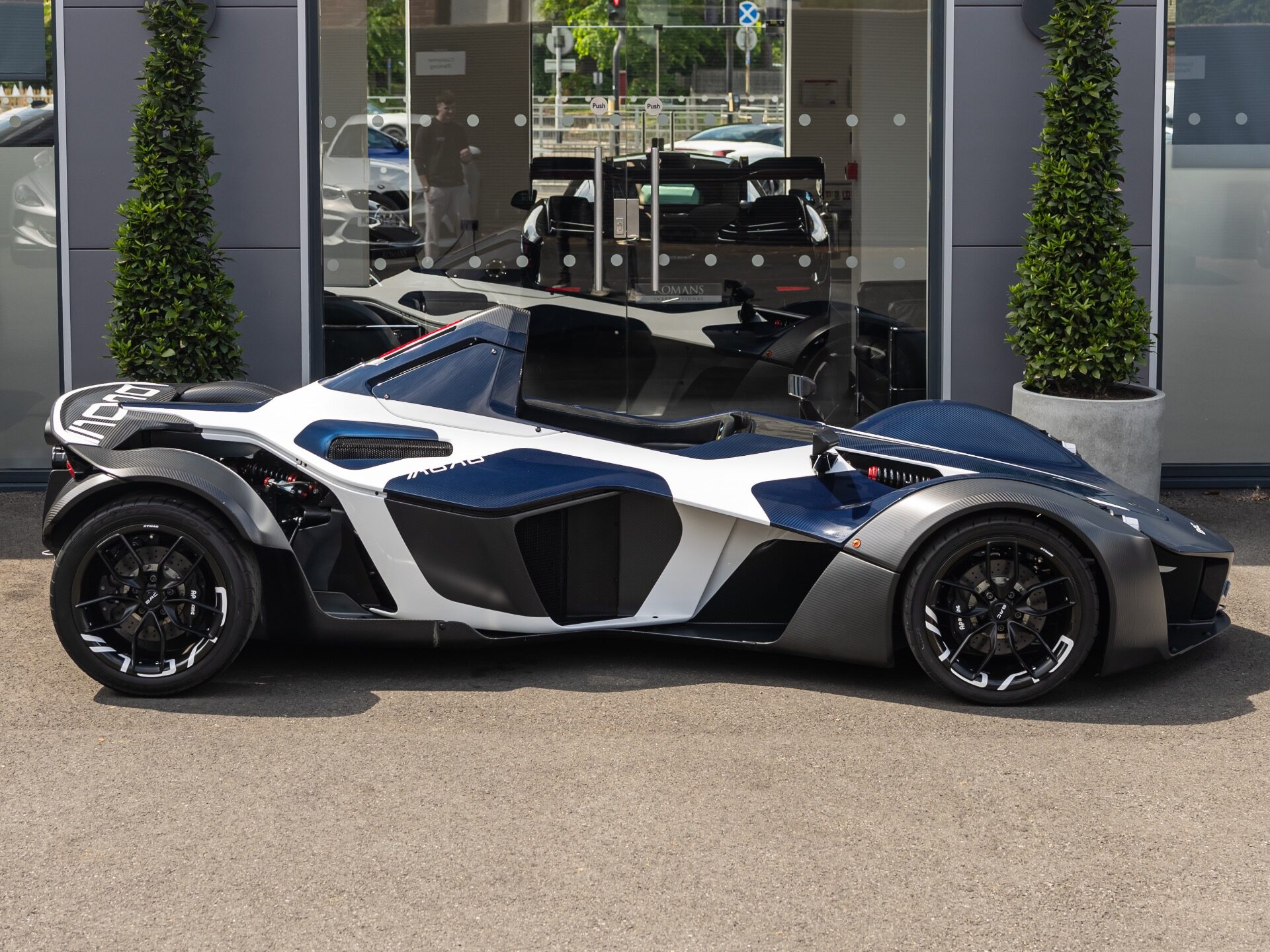 Used Bac Mono for sale | Blue Tinted Carbon & Pearlescent White