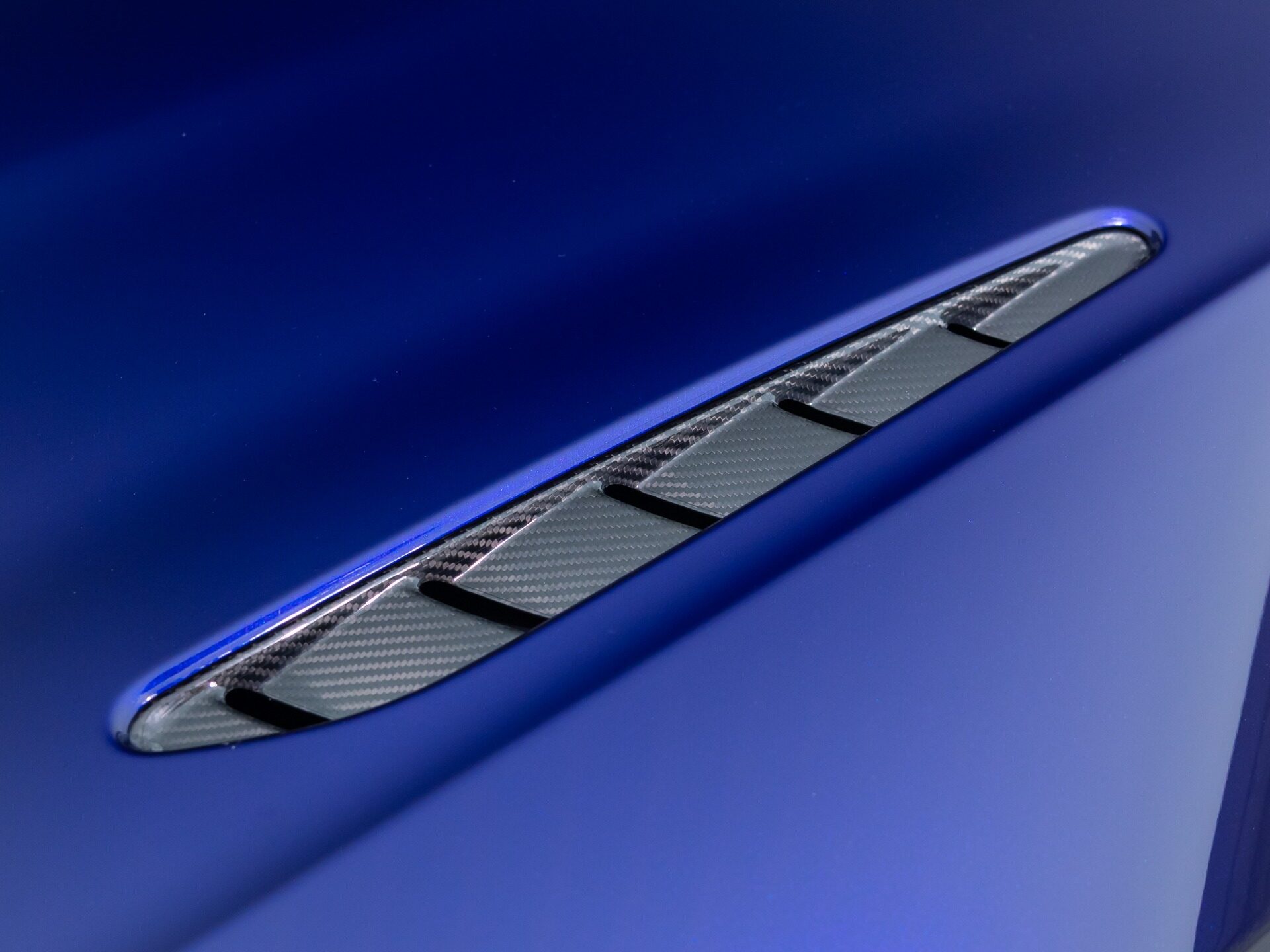 Used Aston Martin V8 Vantage ROADSTER for sale | Royal Indigo