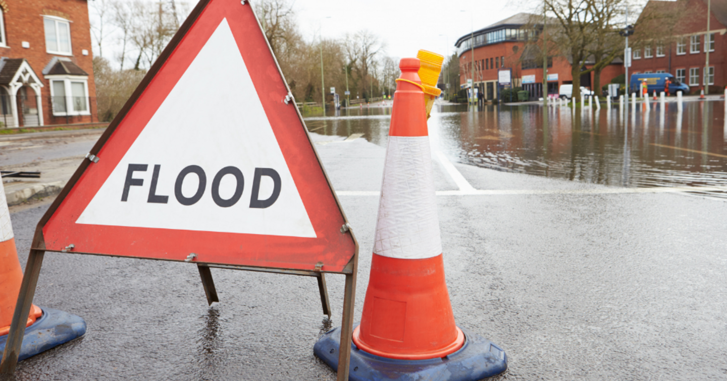 Top Tips for Driving in Rain and Flooding | Carlingo